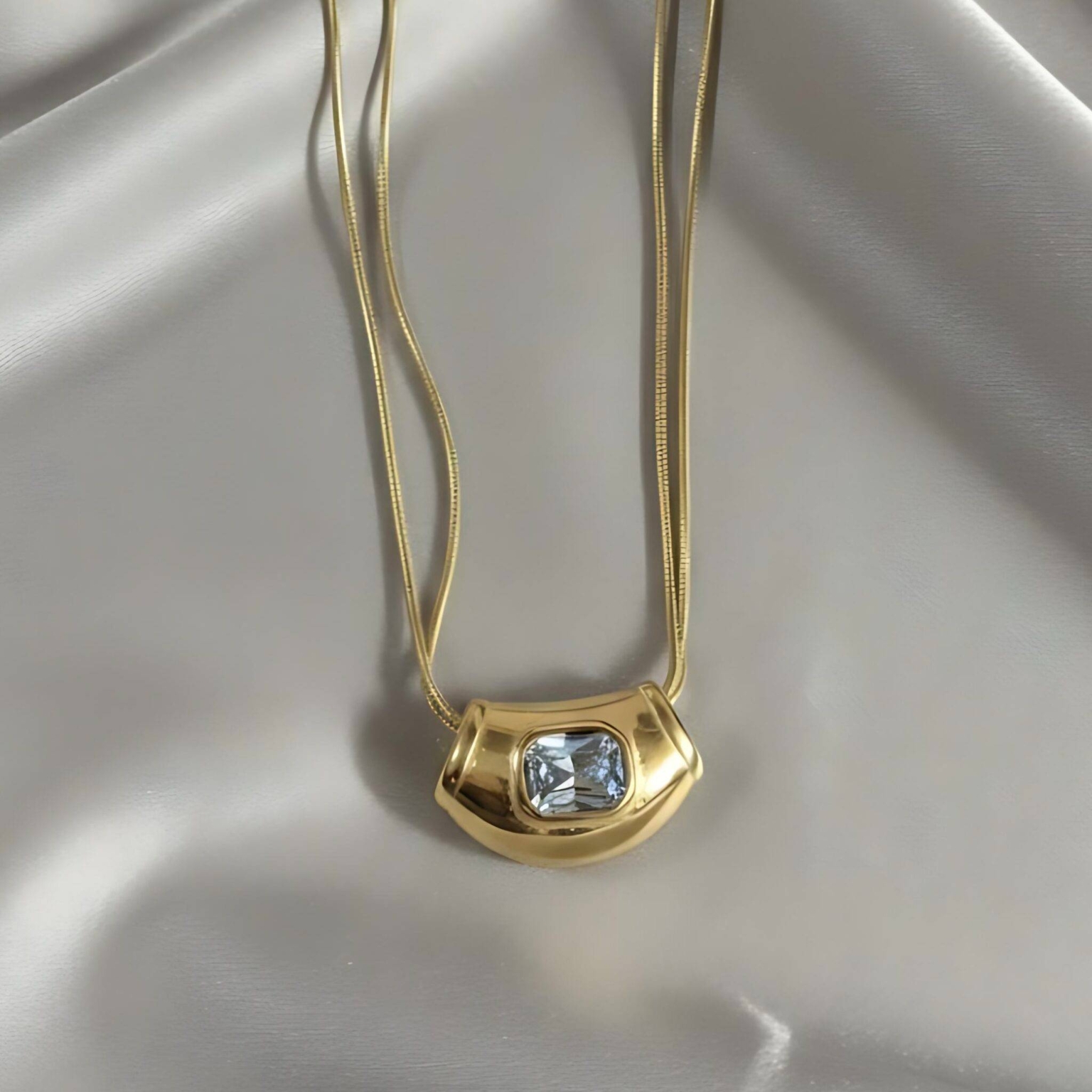 Sleek Snake Chain Necklace with Vintage-Inspired Statement Jewellery